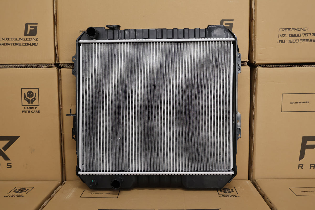 Toyota Hilux LN65-LN85 Radiator (NOV/1982 - DEC/1997). — fenixautoparts